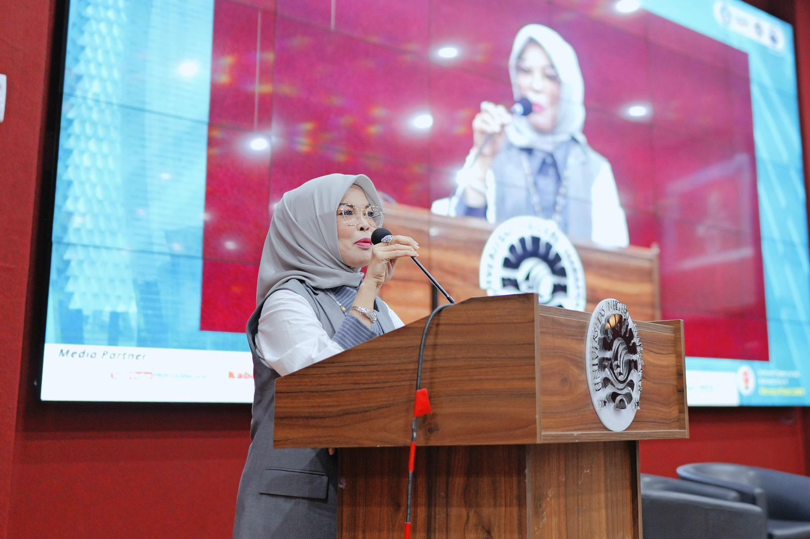 Dekan FIKK UNM Membuka Secara Resmi Seminar Nasional Kesehatan Prodi ...